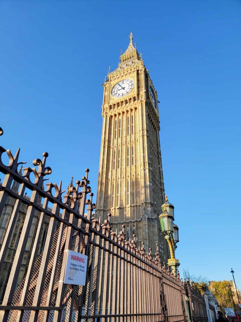 Solo female travel to London: the ultimate guide