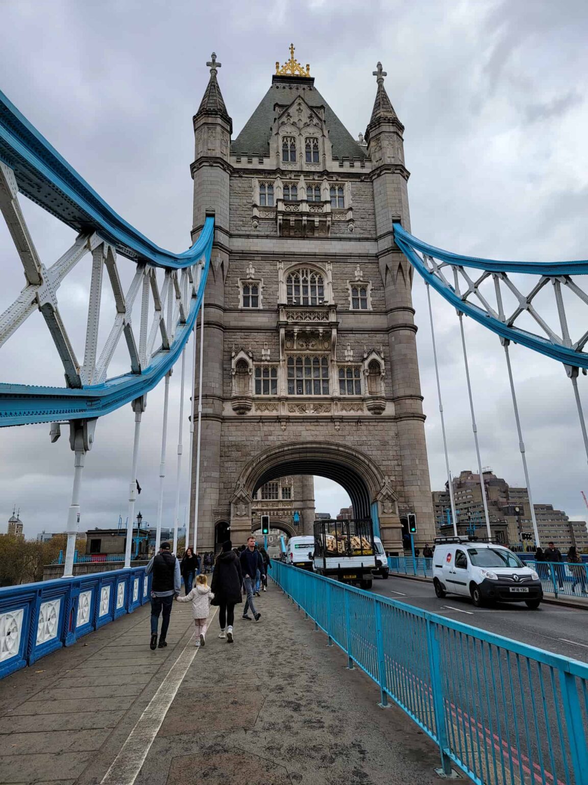 Solo female travel to London: the ultimate guide